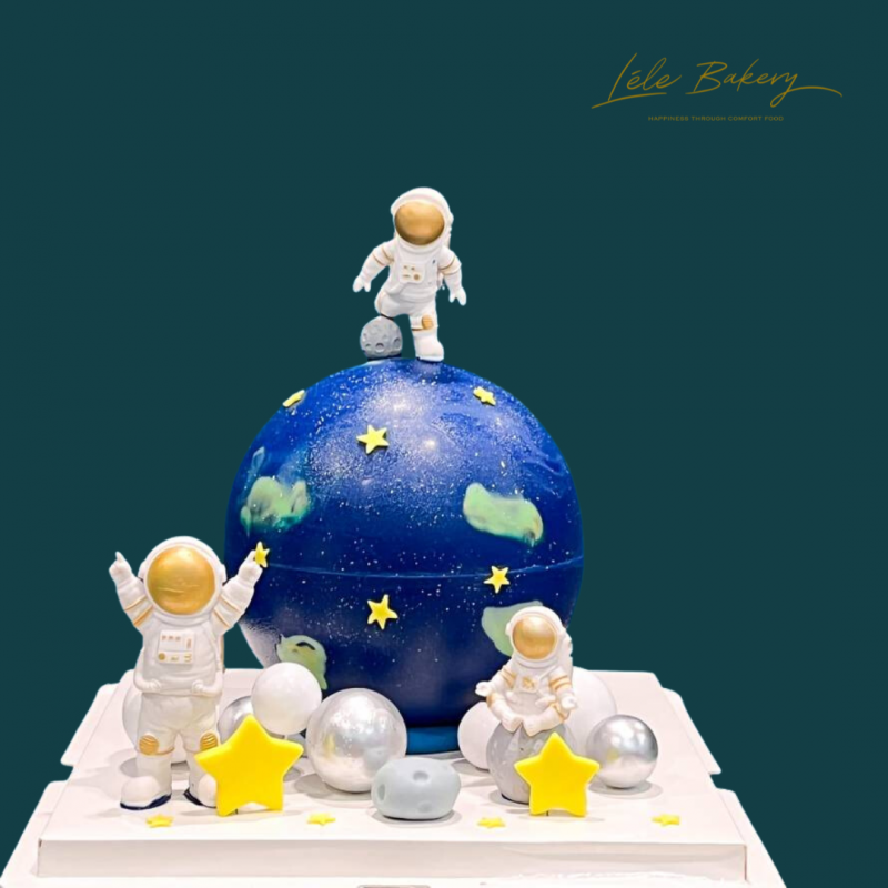 Exciting Astronaut Earth Piñata Cake - Explore the Galaxy in Style ...